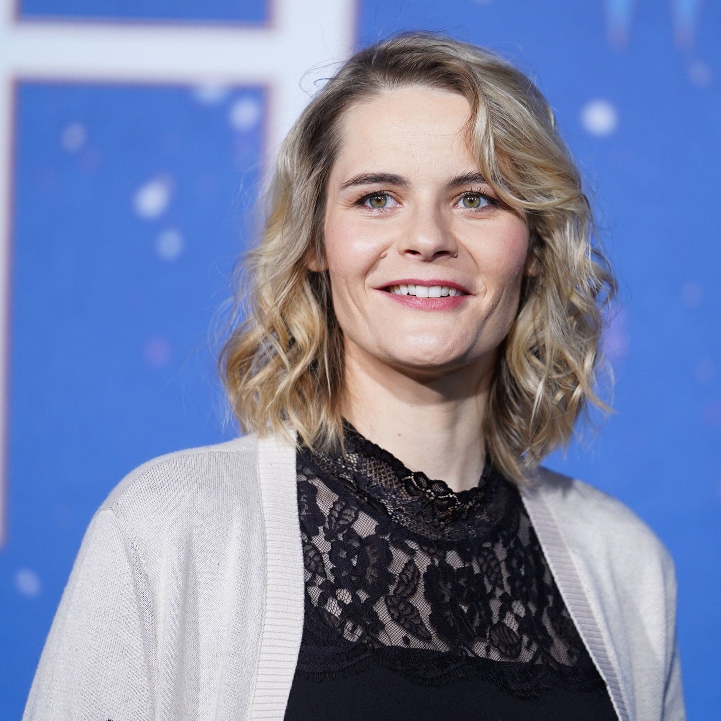The Rise of Hazel Brugger in the Comedy Scene – Invisiverse News